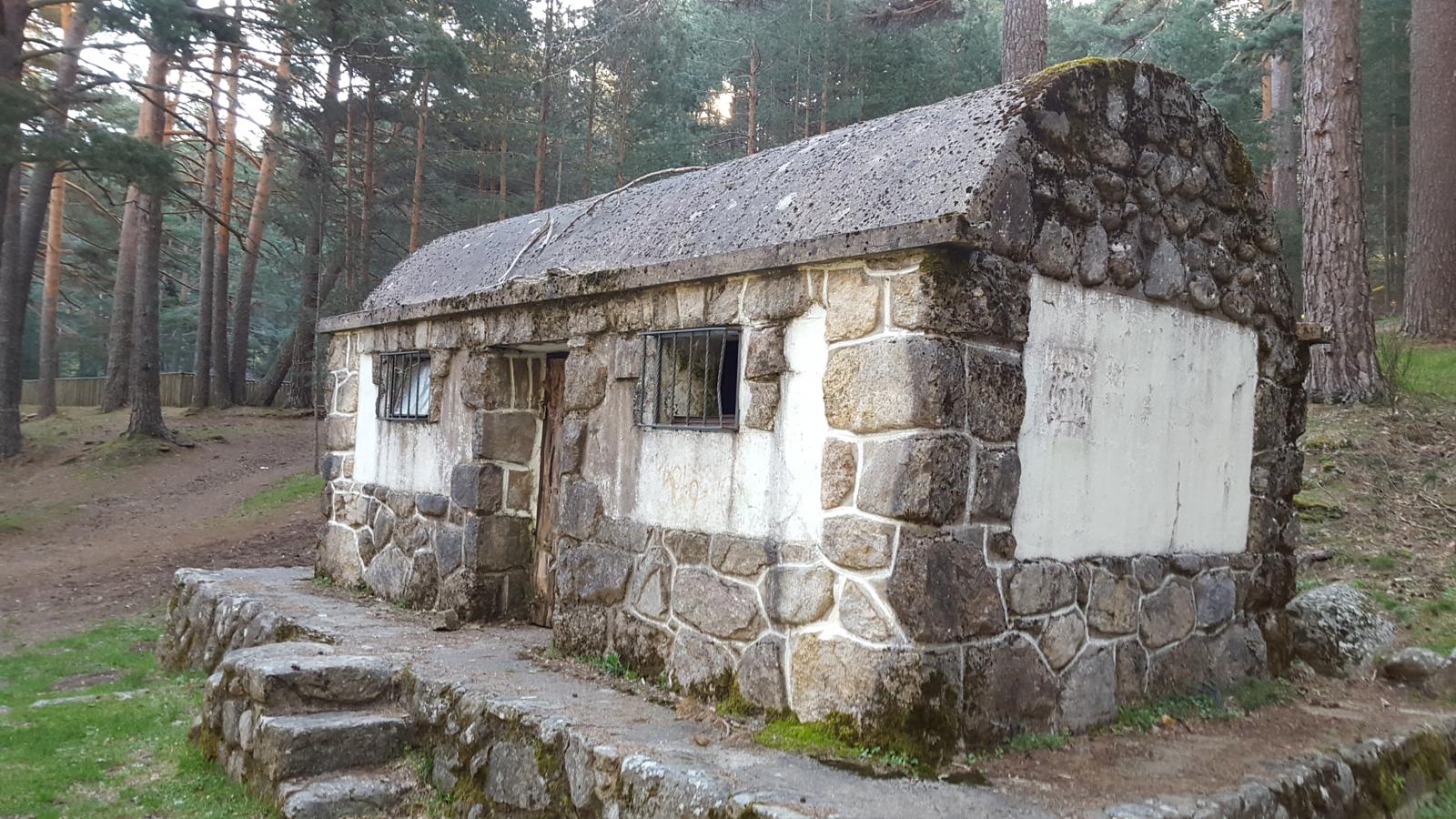 Pinar de Navafría , río Cega y Cascada del Chorro